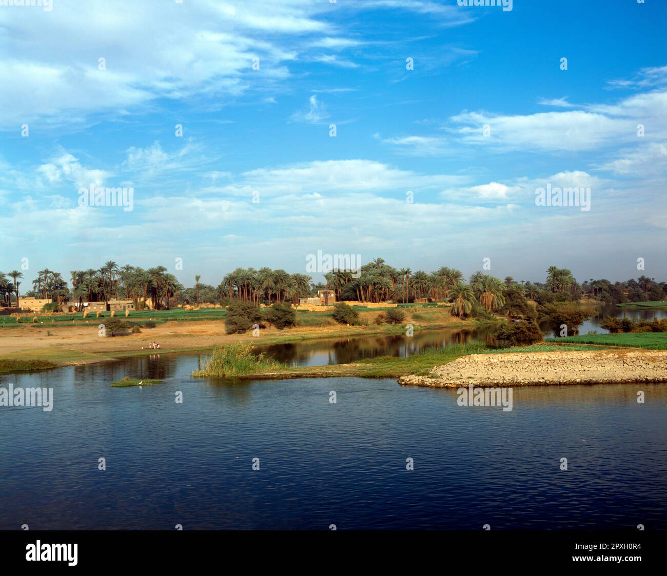 Nile Egypt Settlements on the Banks of the River Nile Stock Photo - Alamy