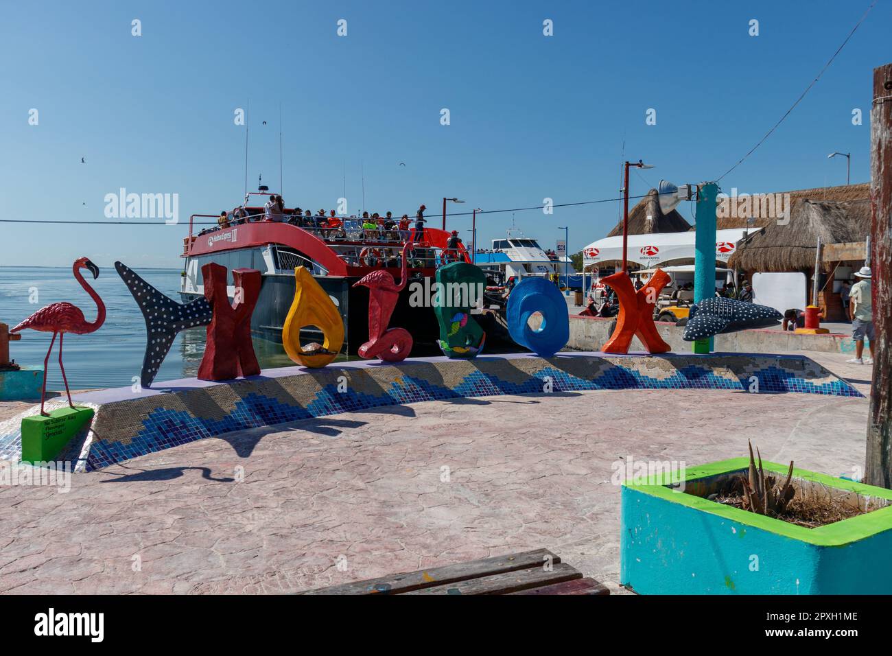 Holbox Mexico 9 april 2023: Colorful welcome letters and sign Holbox ...