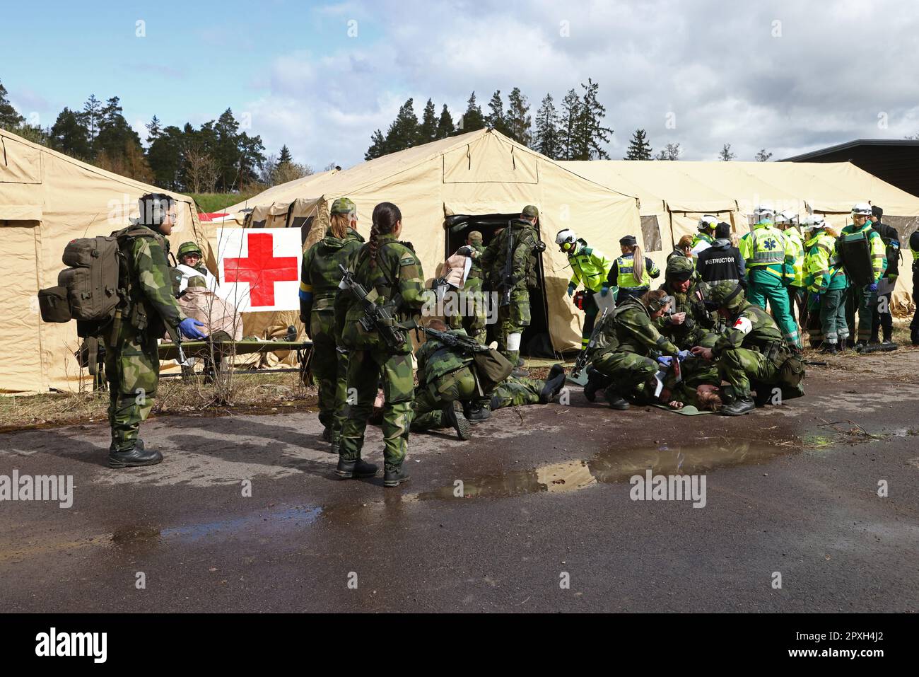 Red cross military field hospital hi-res stock photography and images ...