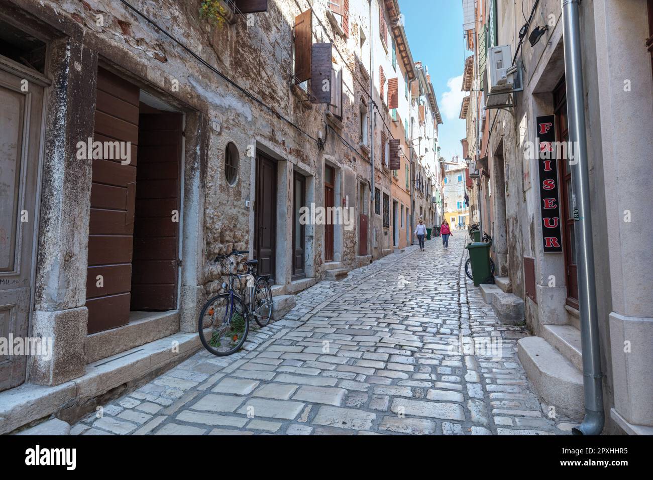 Picturesque stone buildings hi-res stock photography and images - Alamy