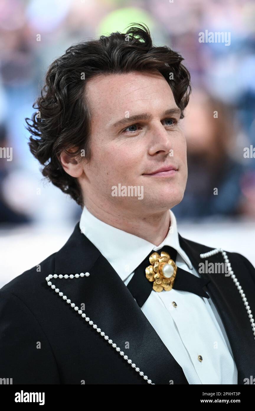 New York, USA. 01st May, 2023. Jonathan Groff walking on the red carpet ...