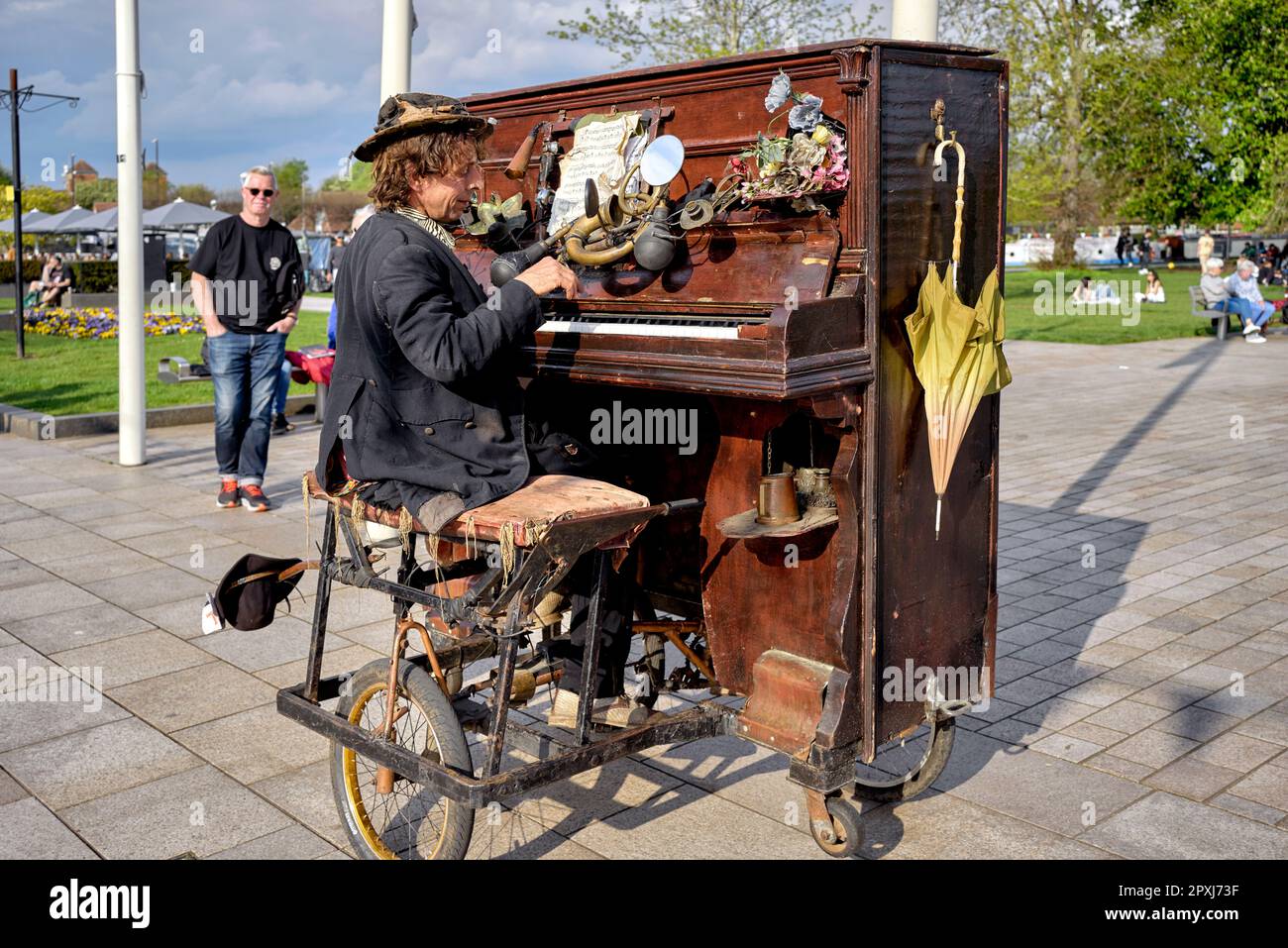 Piano busker hi-res stock photography and images - Alamy