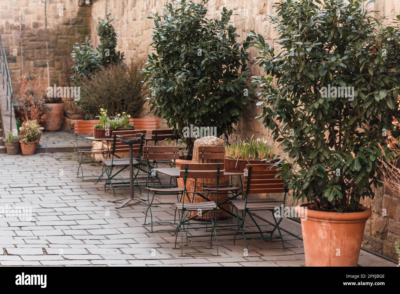 Courtyard space outdoor seating hi-res stock photography and images - Alamy