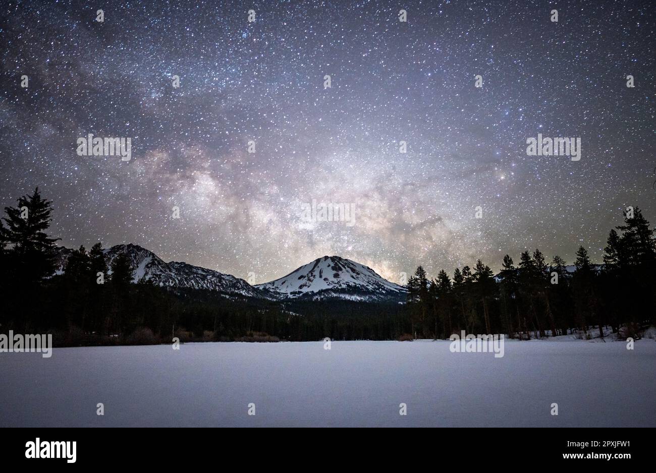 Night sky mountain range hi-res stock photography and images - Alamy