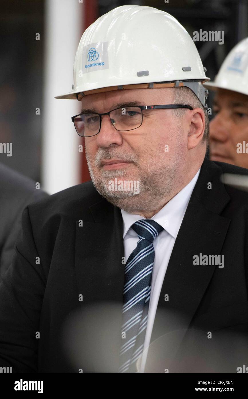 Siegfried RUSSWURM, BDI President, with helmet, visit of Federal ...