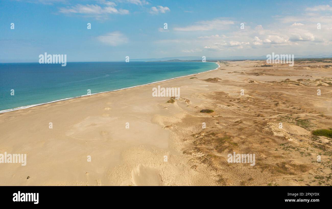 Seascape with tropical sandy beach. Paoay Sand Dunes, Ilocos Norte ...