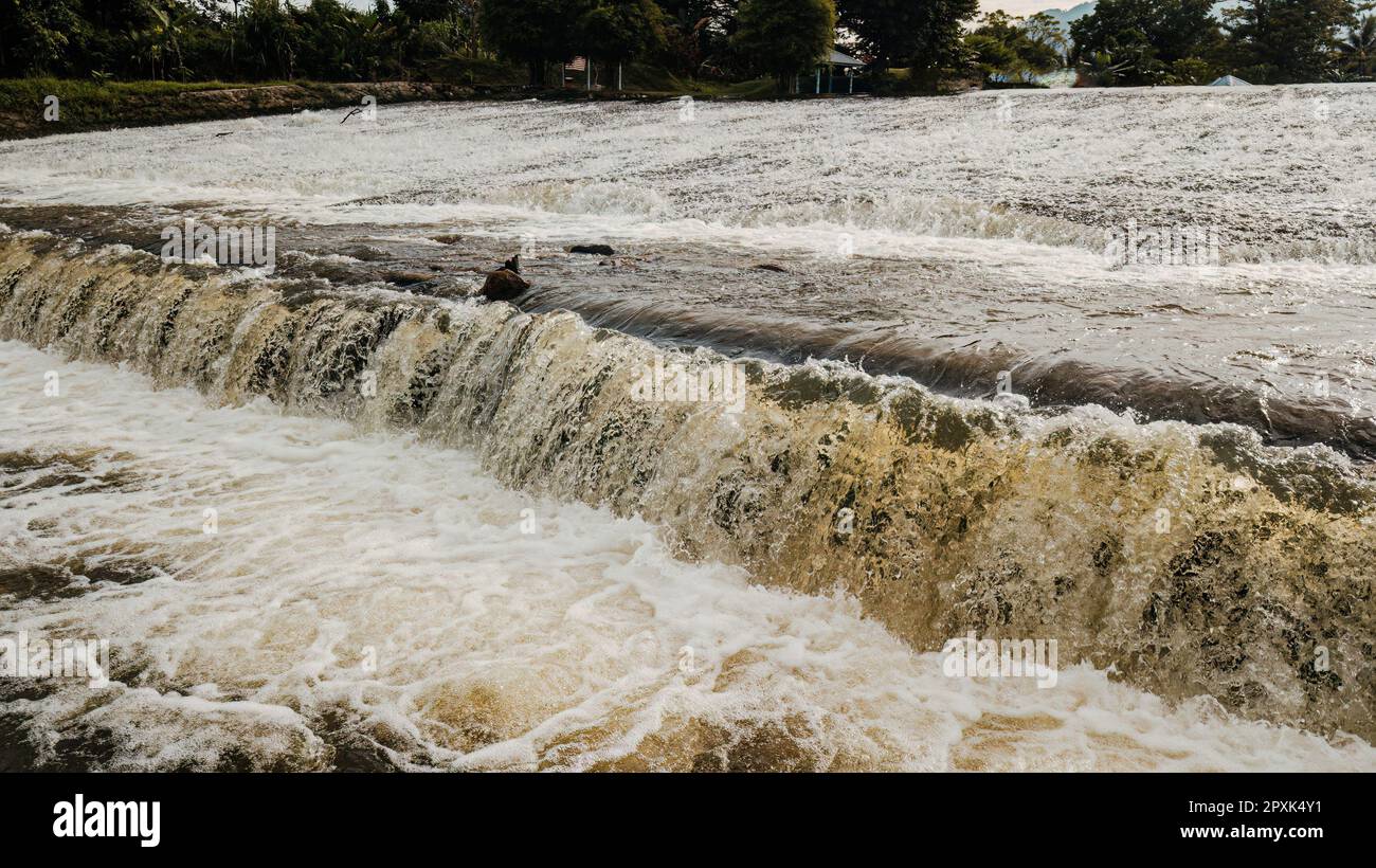 Water flowing over spillway hi-res stock photography and images - Alamy