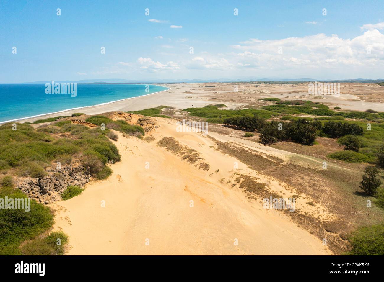 Beautiful sea landscape beach with turquoise water. Paoay Sand Dunes ...