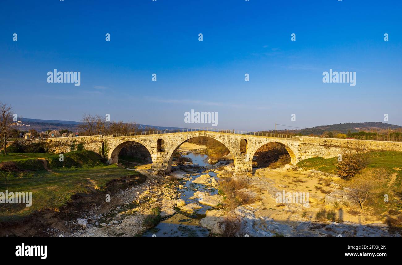 Pont Julien, roman stone arch bridge over Calavon river, Provence ...