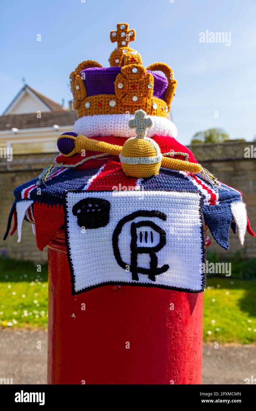 Coronation postbox topper hi-res stock photography and images - Alamy