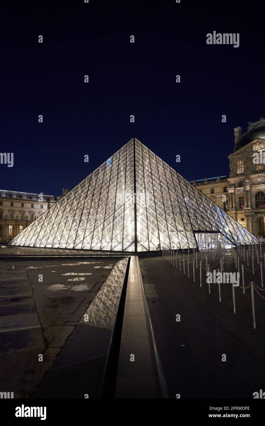 Beautiful glass pyramid louvre hi-res stock photography and images - Alamy