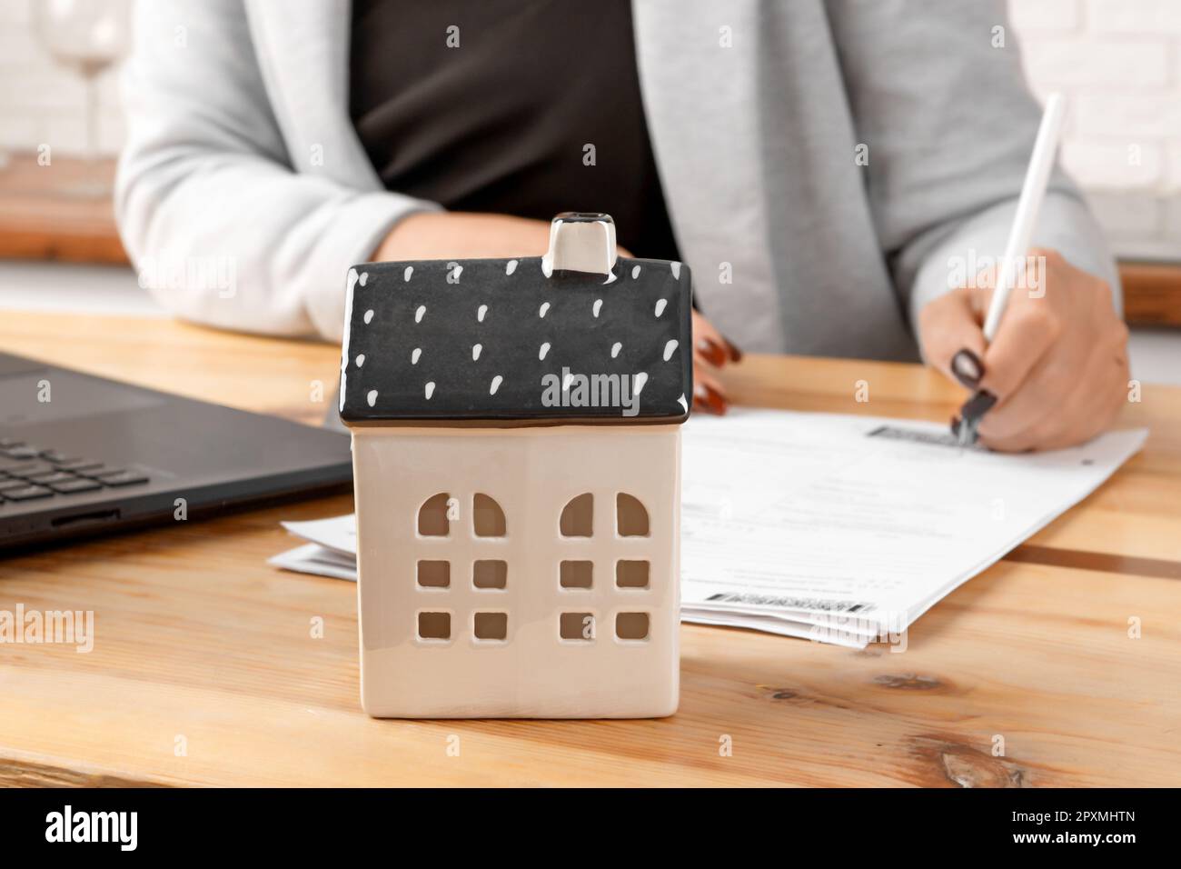 Business lady signs documents hi-res stock photography and images - Alamy