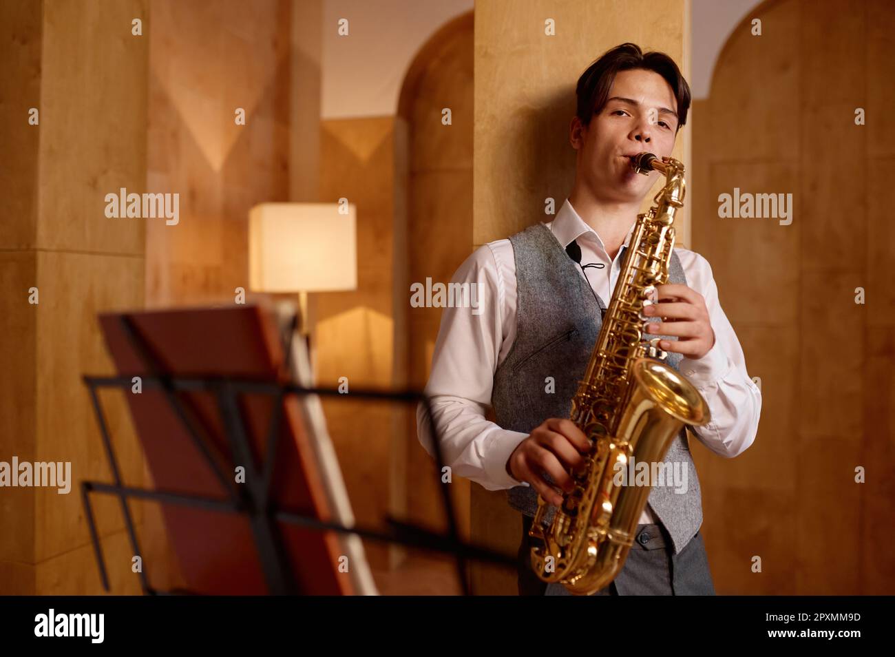 Saxophone profile hi-res stock photography and images - Alamy