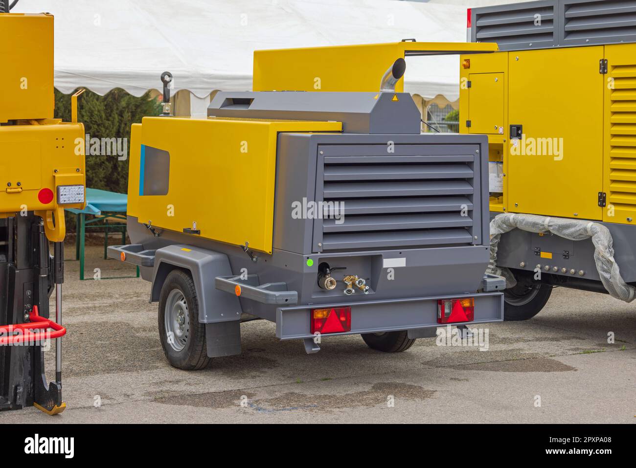 Portable compressor unit pressure hi-res stock photography and images ...