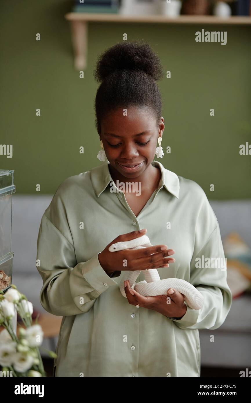Grovel woman hi-res stock photography and images - Alamy