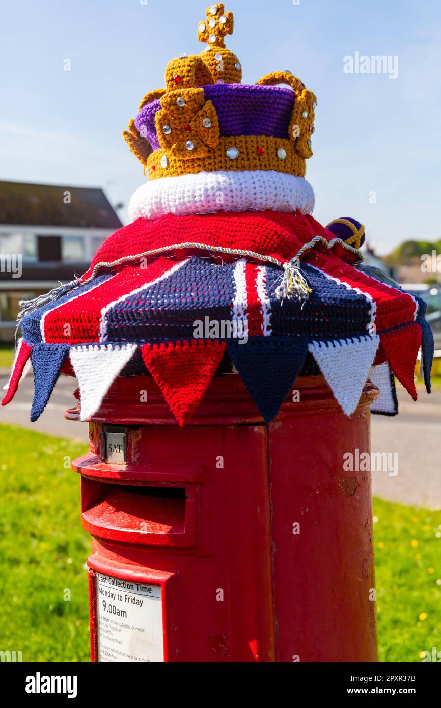 Coronation post box topper hi-res stock photography and images - Alamy