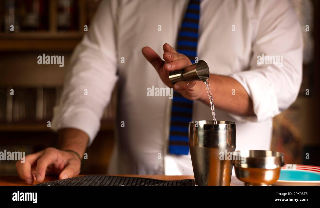 Prepare a cocktail hi-res stock photography and images - Alamy