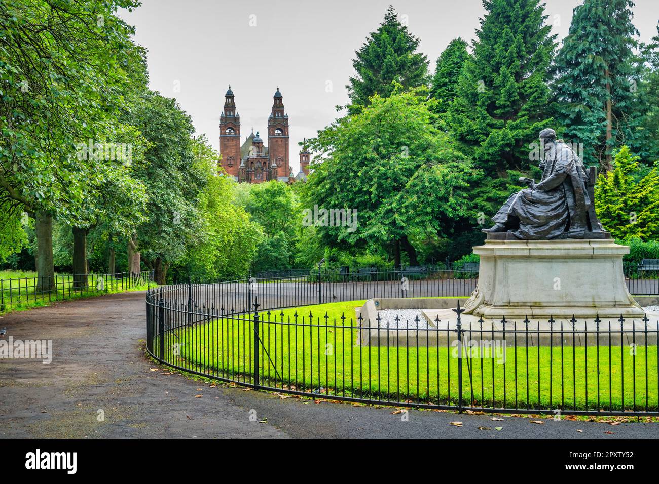 Statue of Lord Kelvin in Kelvingrove Park and the Kelvingrove Museum in ...