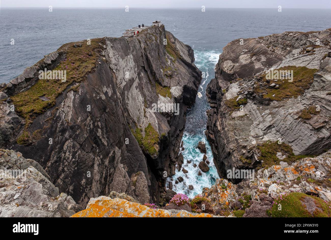 Dramatic cliffs at Mizen Head (Carn Uí Neid) on Mizen Peninsula ...