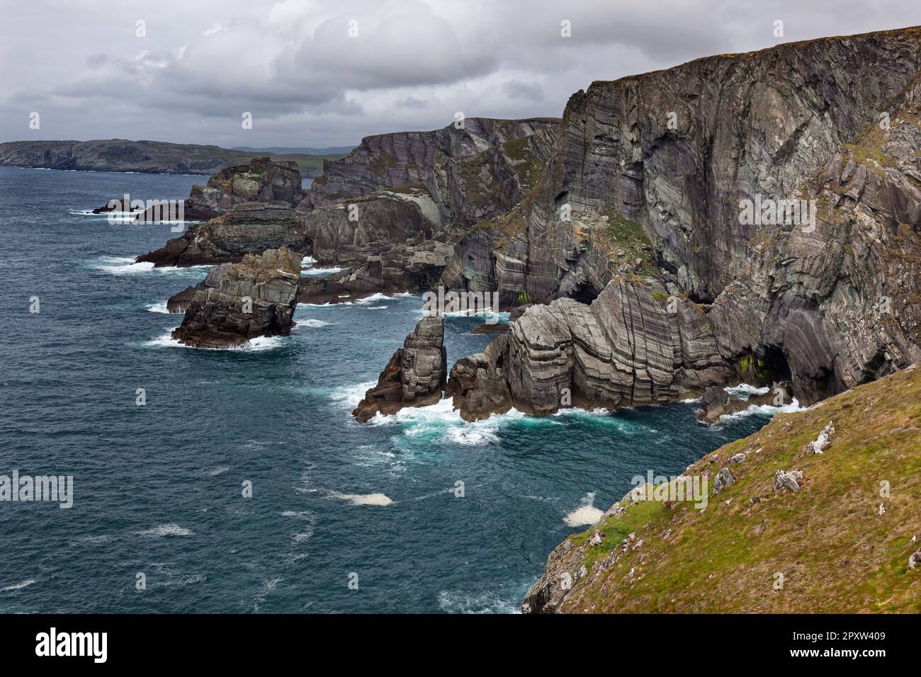 Dramatic cliffs at Mizen Head (Carn Uí Neid) on Mizen Peninsula ...