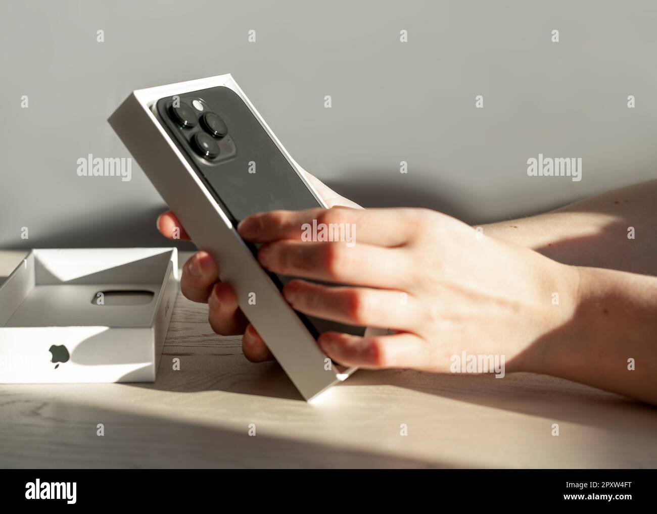 Iphone14 pro max hi-res stock photography and images - Alamy