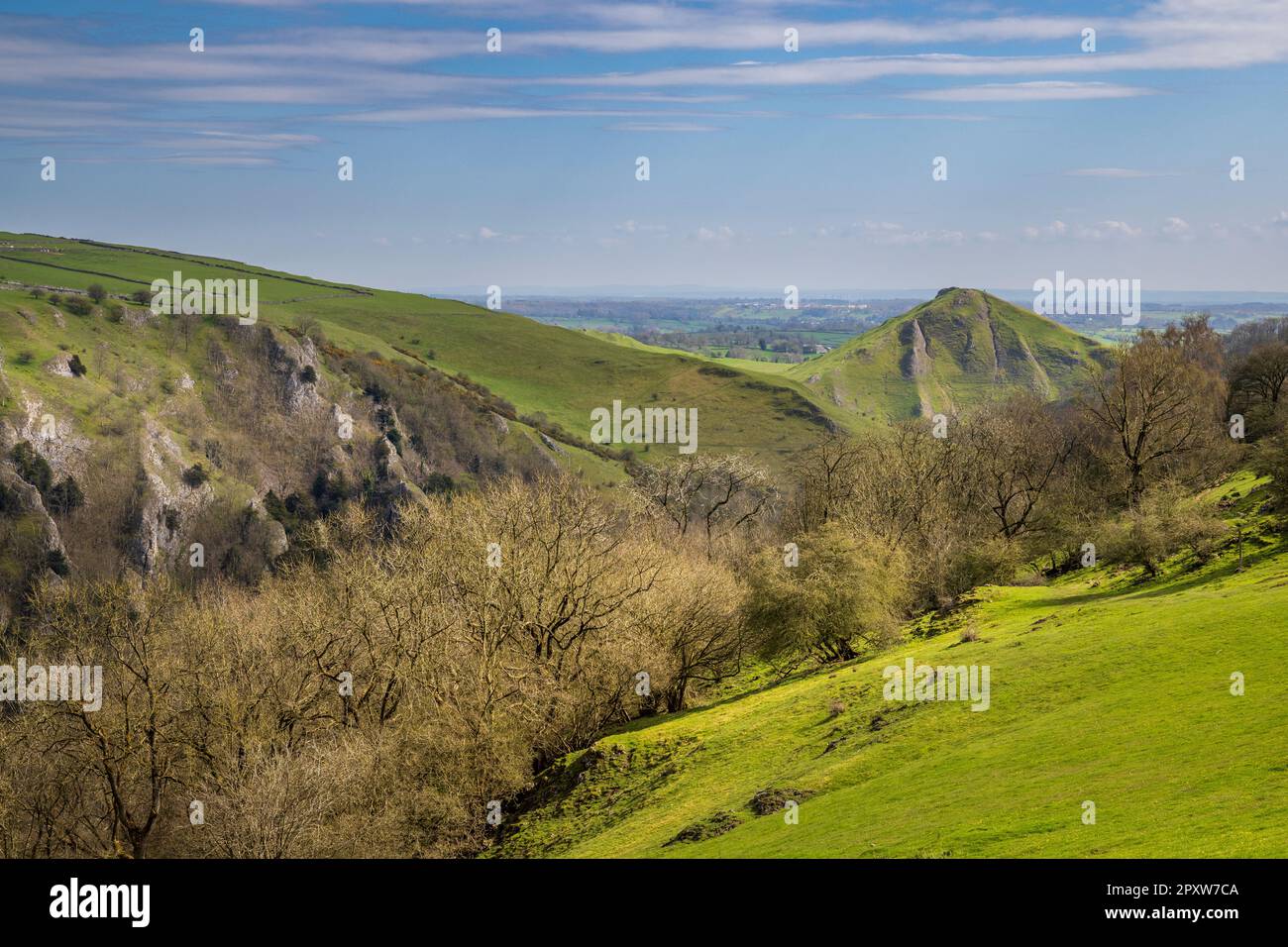 Thorpe Cloud and the Dovedale valley, Peak District National Park ...