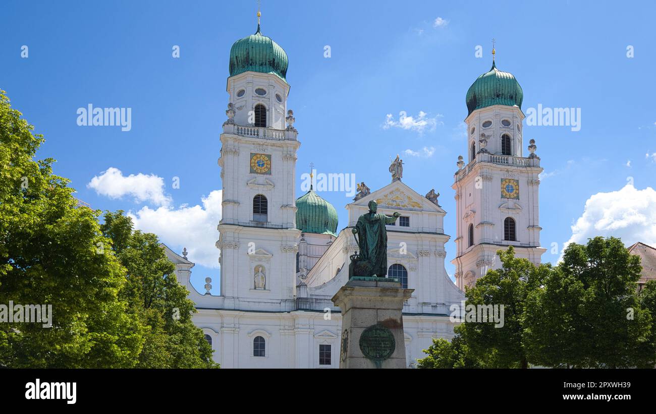 St. Stephen's cathedral and king Maximilian Joseph I. monument in ...