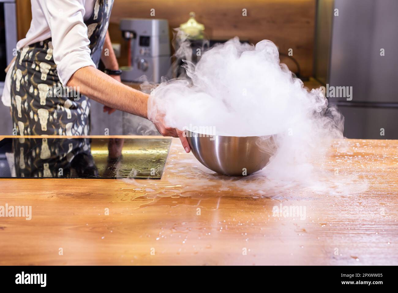 Martini drink dry ice smoke hi-res stock photography and images - Alamy
