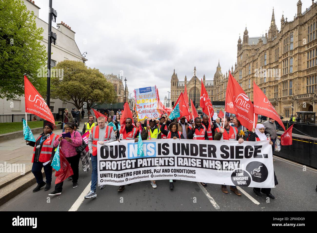 NHS workers from the Unite the Union in Guys and St Thomas' Hospital ...
