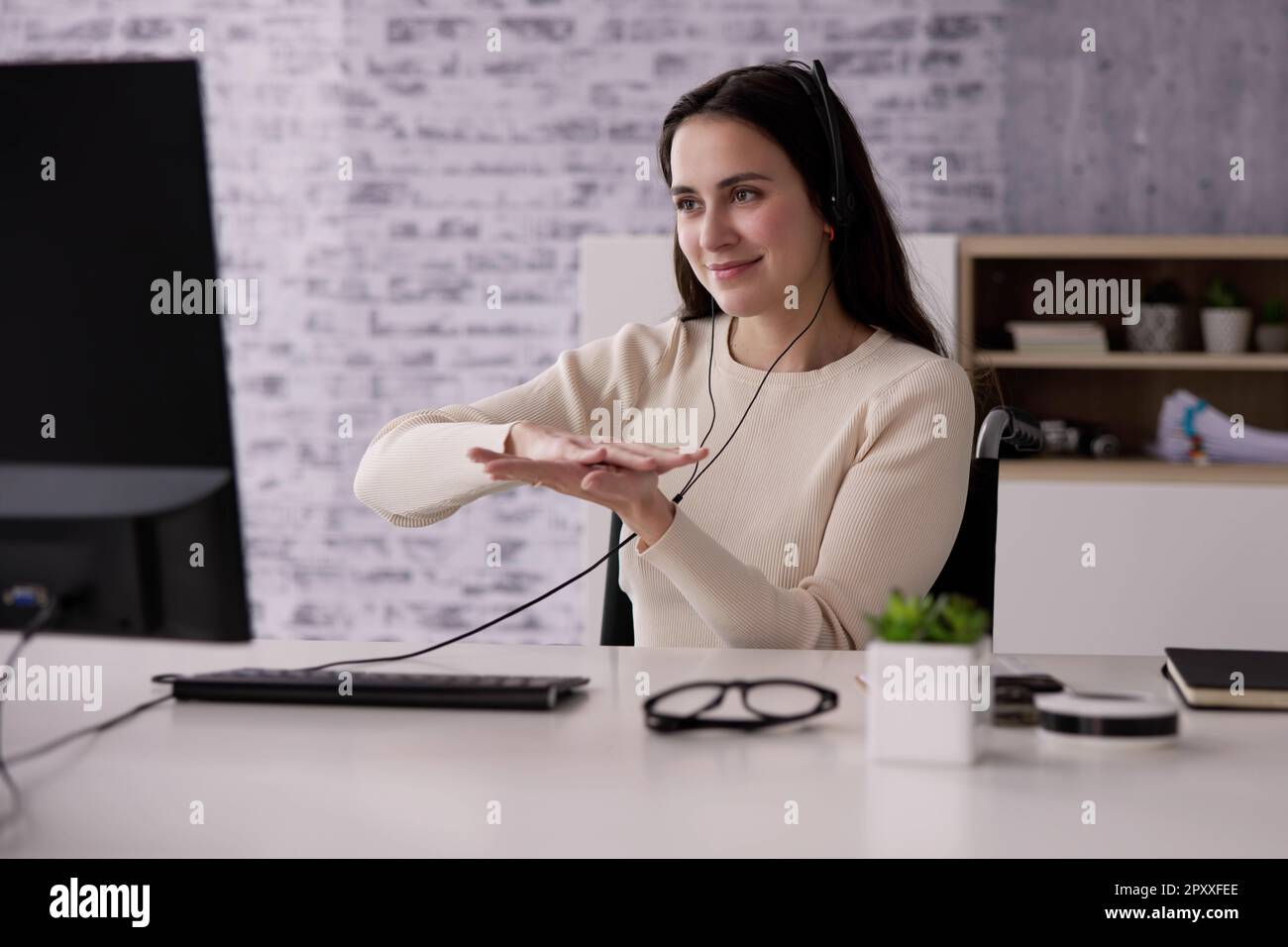 Sign Language Deaf Disabled People Video Conference Stock Photo - Alamy