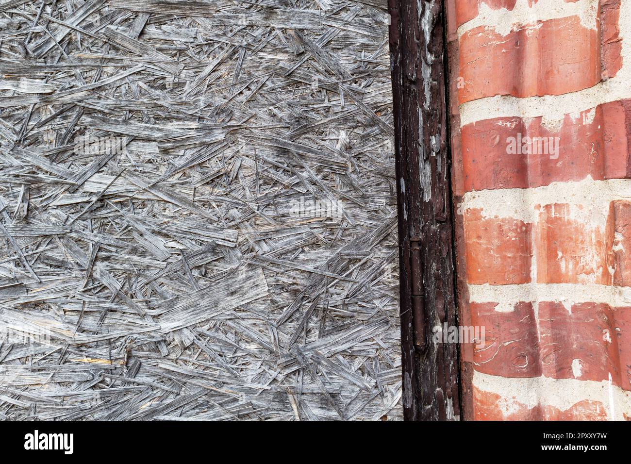 Textured straw and red brick wall Stock Photo - Alamy