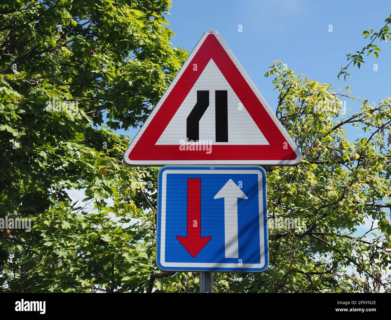narrow street and two way traffic sign Stock Photo - Alamy