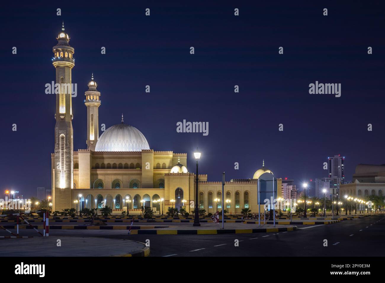 Al Fateh Grand Mosque in the evening lights, Manama, Bahrain Stock ...