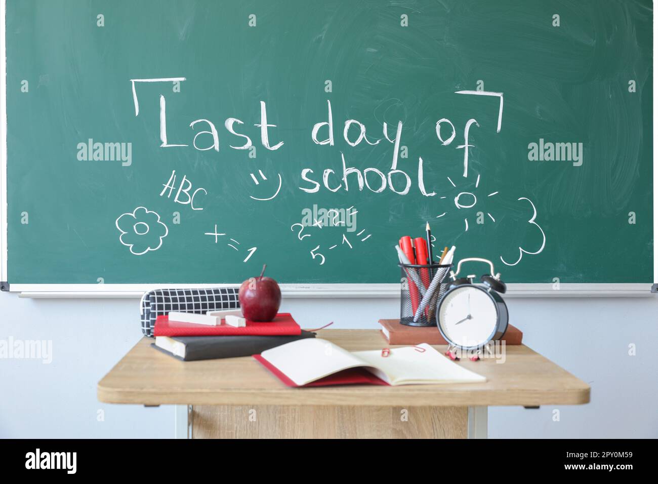 Text LAST DAY OF SCHOOL with drawings on blackboard in classroom Stock ...