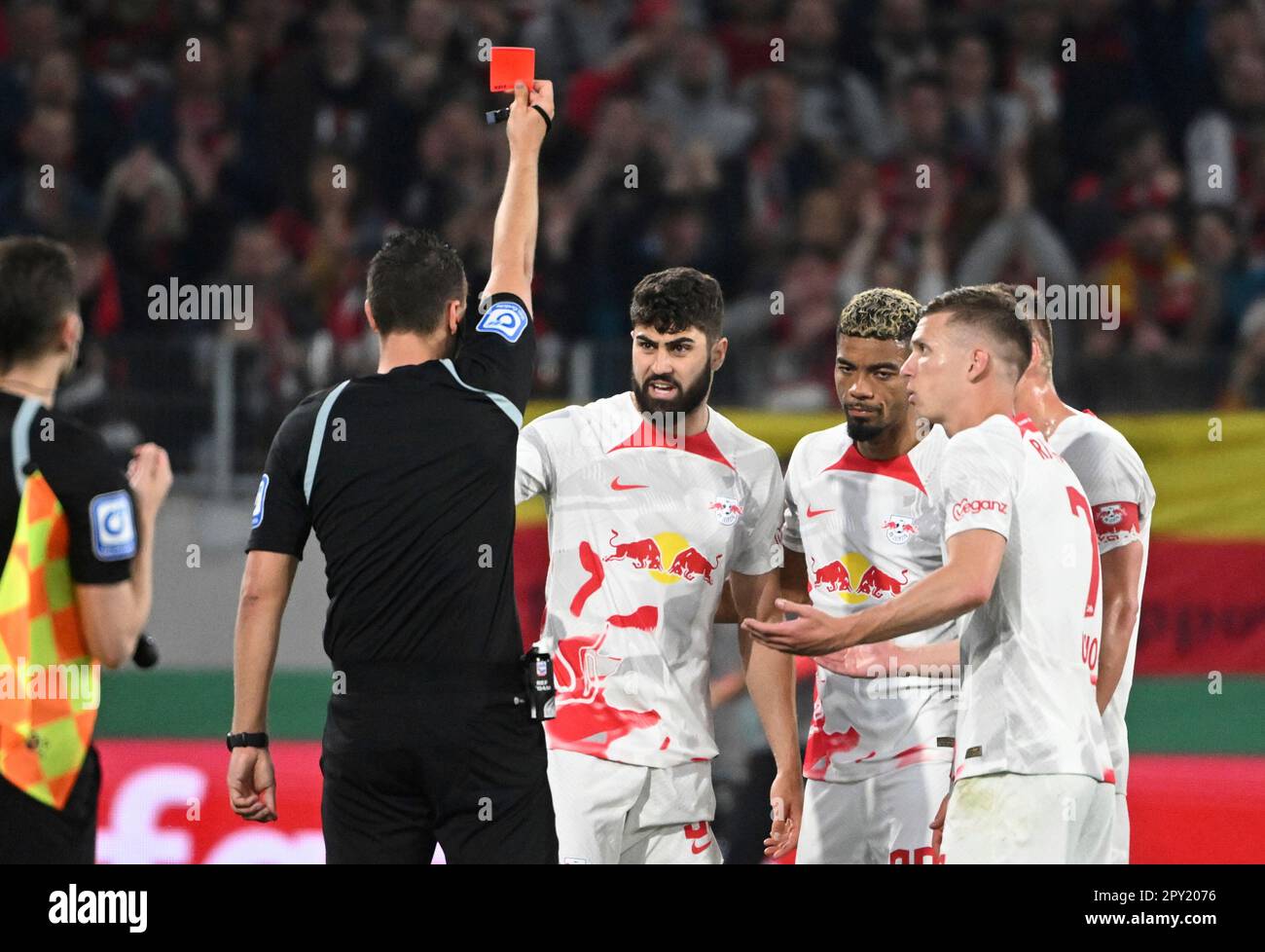 Referee Sven Jablonski shows the red card to Leipzig's Josko Gvardio ...
