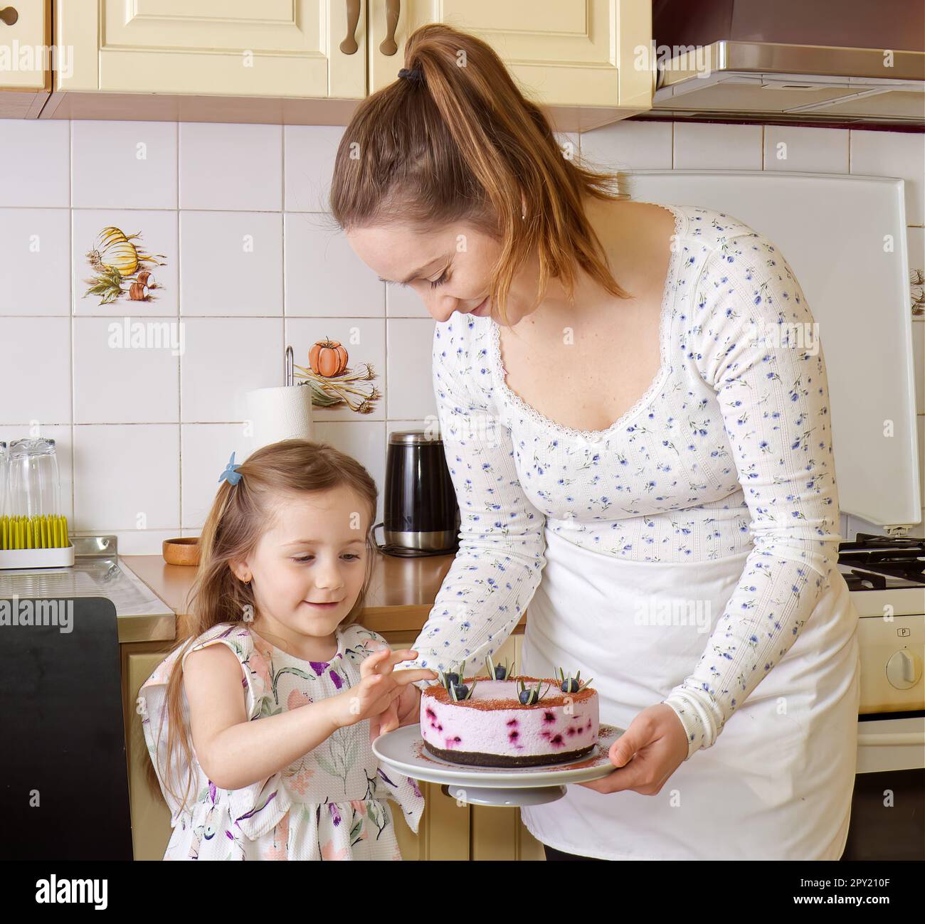Cheesecake woman hi-res stock photography and images - Alamy