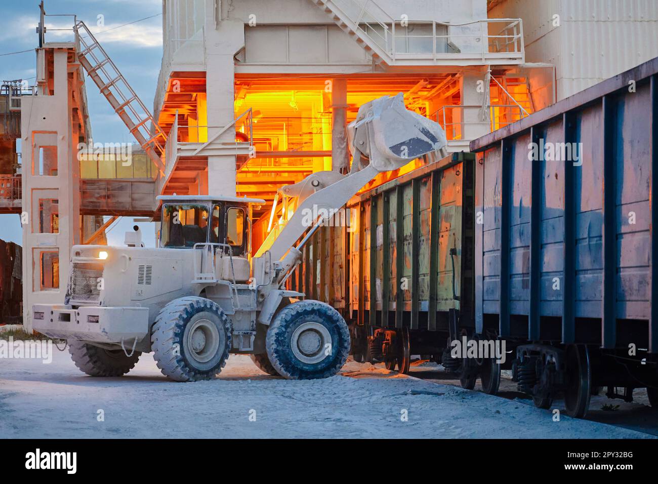 Wheel loader loads calx into gondola cars for transportation Stock ...