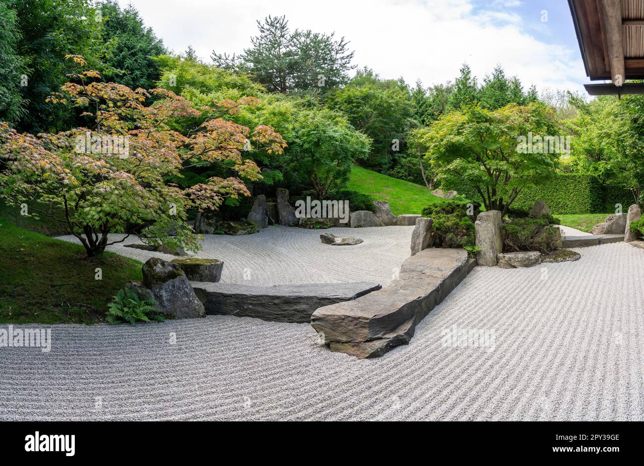 Traditional japanese rock garden hi-res stock photography and images ...