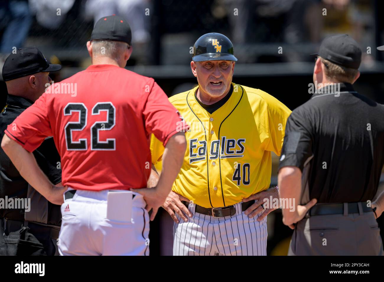 Southern Mississippi head coach Scott Berry, center, talks with ...