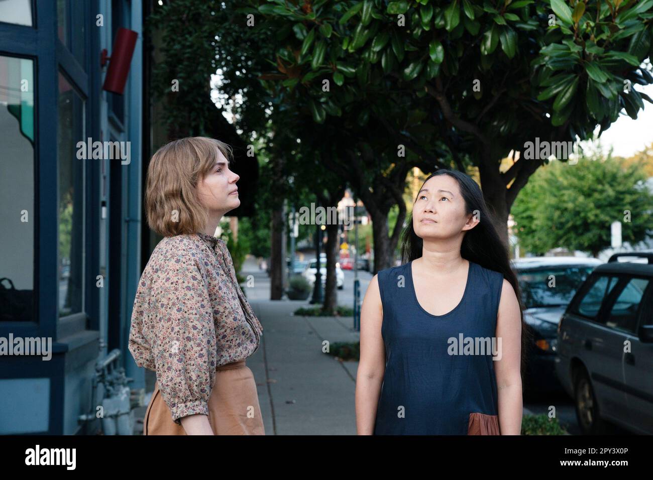 SHOWING UP, from left: Michelle Williams, Hong Chau, 2022. ph: Allyson ...