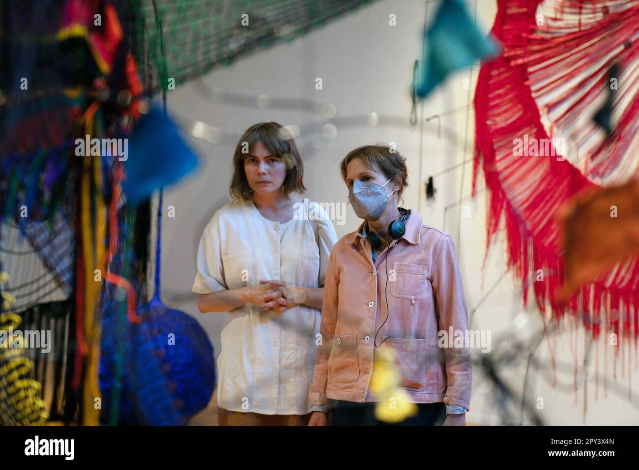 SHOWING UP, from left: Michelle Williams, director Kelly Reichardt, on ...