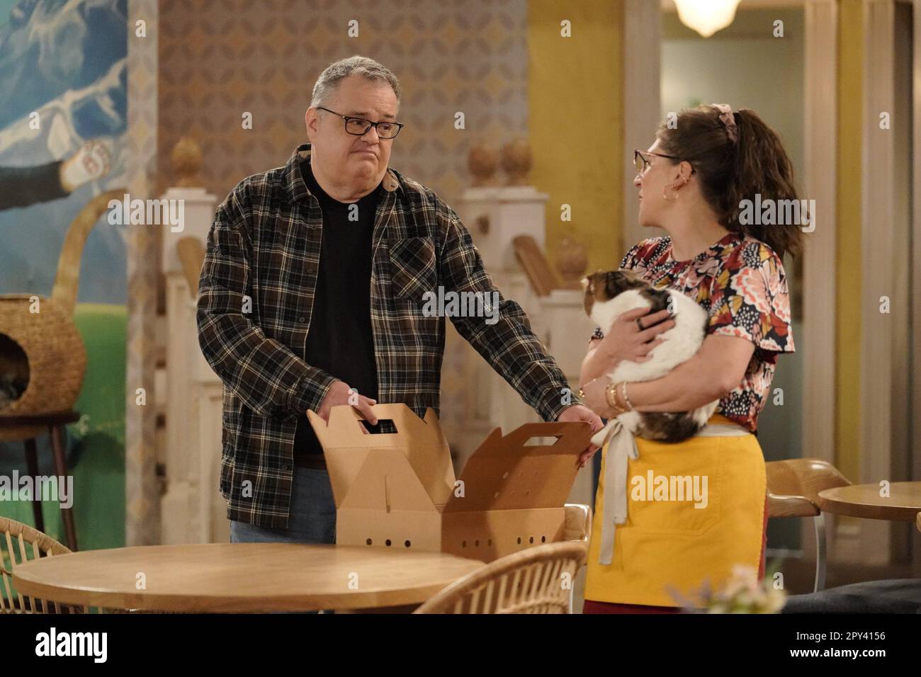 CALL ME KAT, from left: David Anthony Higgins, Mayim Bialik, 'Call Me ...