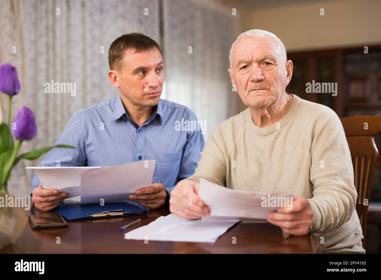 Man fill out documents hi-res stock photography and images - Alamy