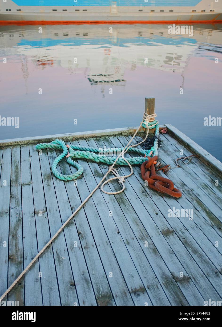 empty wooden pier with a ropes Stock Photo - Alamy