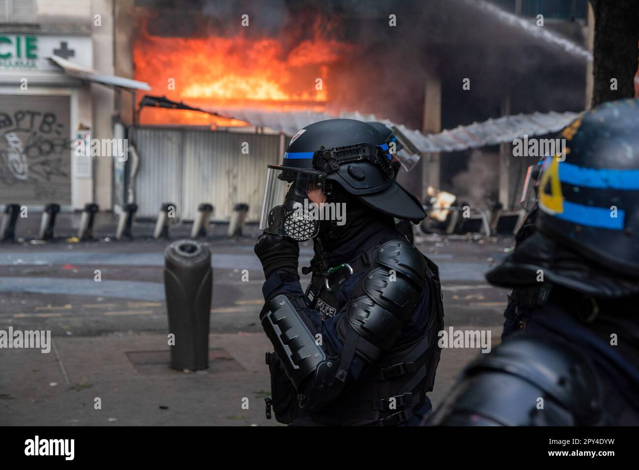Police officer wearing gas mask hi-res stock photography and images - Alamy