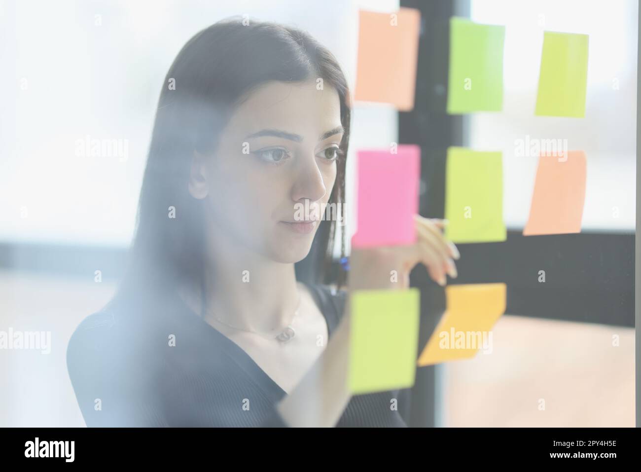Glass wall sticky note hi-res stock photography and images - Alamy