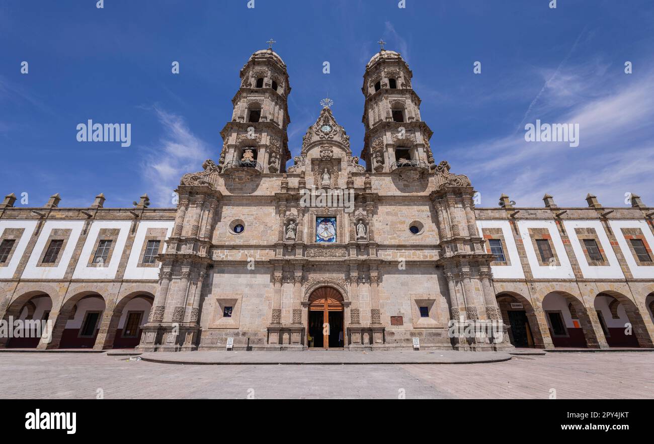 Sunny exterior view of the Basilica of Our Lady of Zapopan at Mexico ...