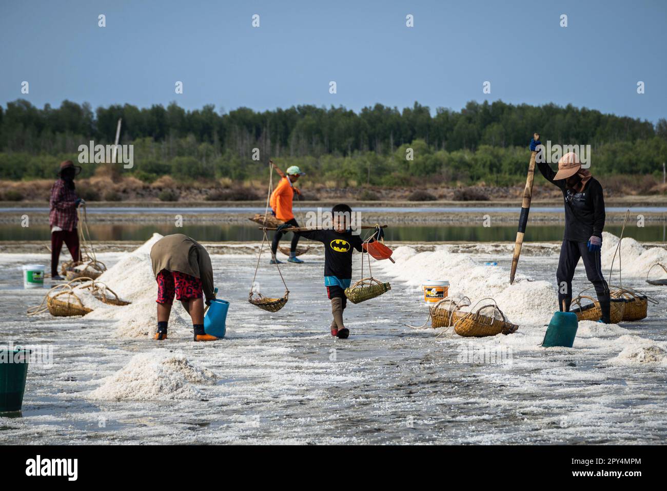 Ban Laem, Thailand. 25th Apr, 2023. A kid helps his family to carry the ...