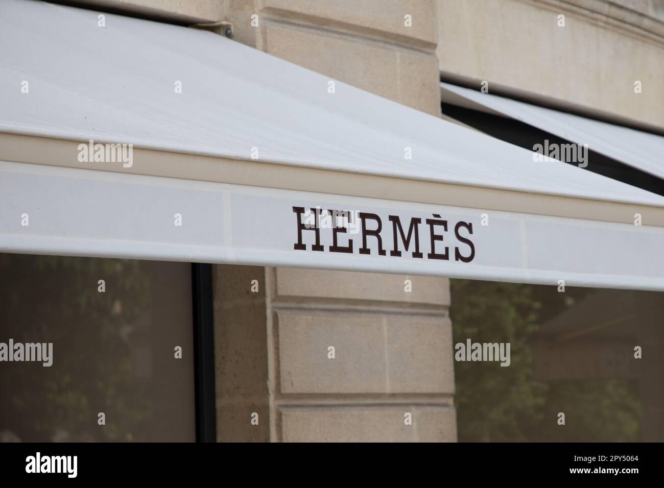 lyon , Aura France - 05 01 2023 : Hermes logo sign and text brand front ...