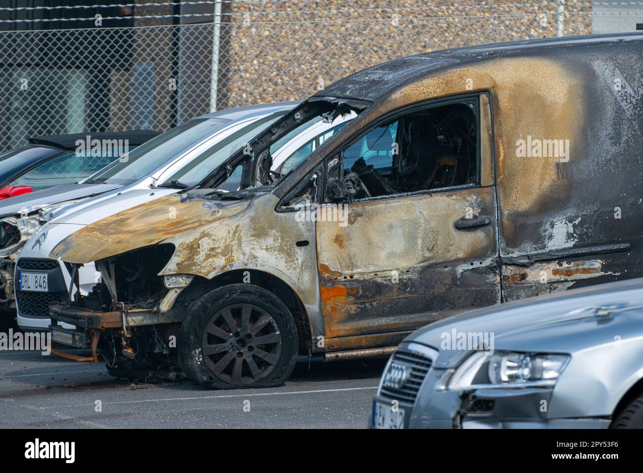 Burnt out lorry hi-res stock photography and images - Alamy